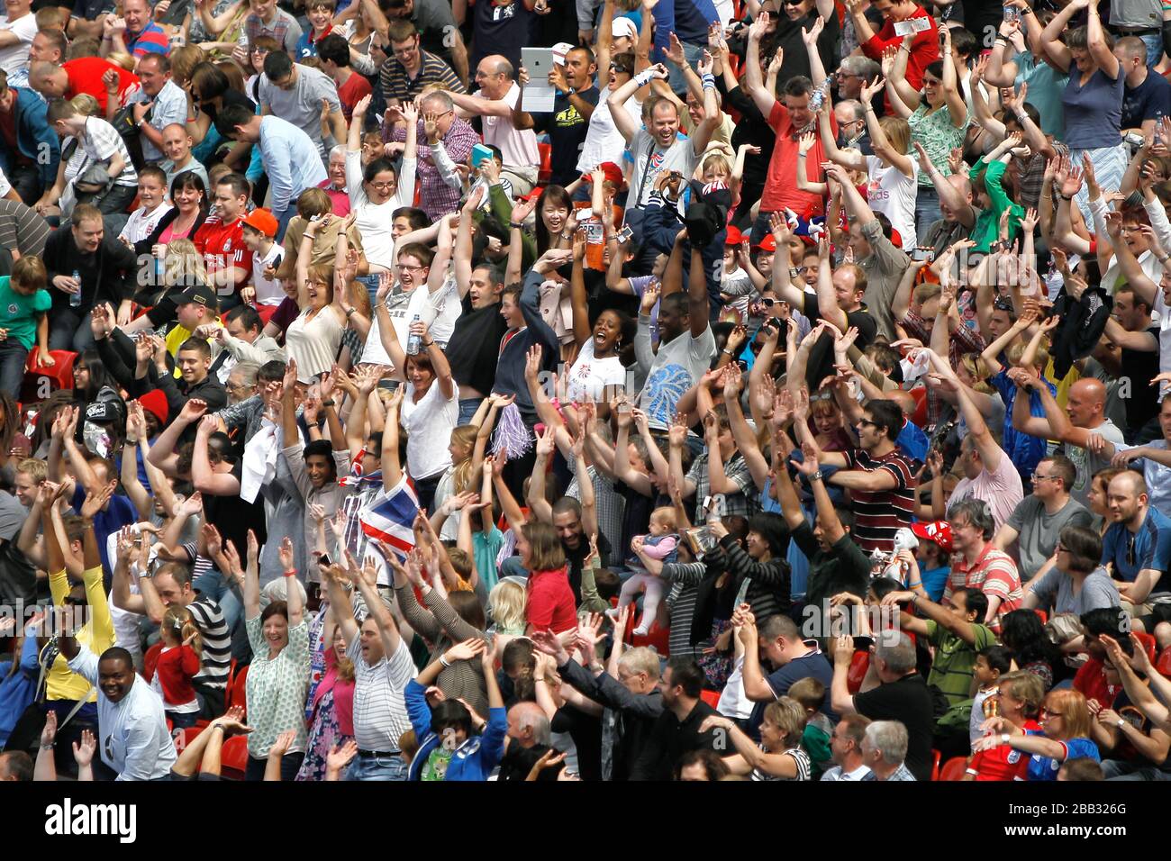 Mexican wave uk crowd hi-res stock photography and images - Alamy