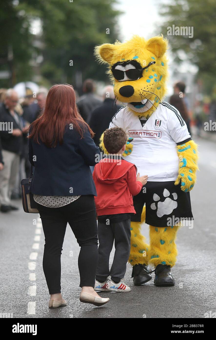 Jacksonville Jaguars mascot Jackson de Ville meets fans outside Craven ...