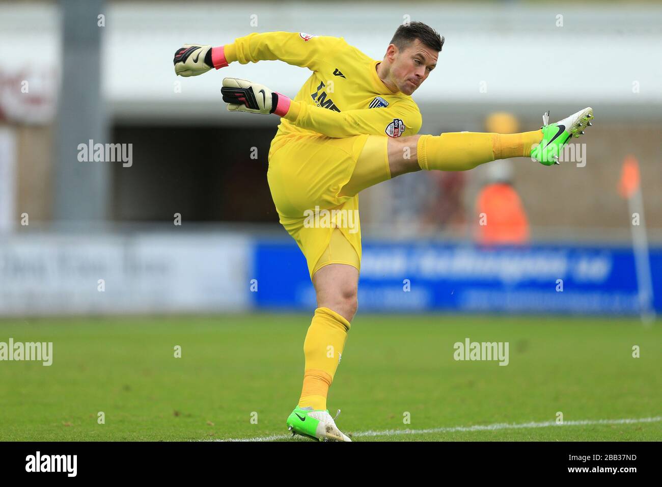 Gillingham goalkeeper Stuart Nelson Stock Photo - Alamy