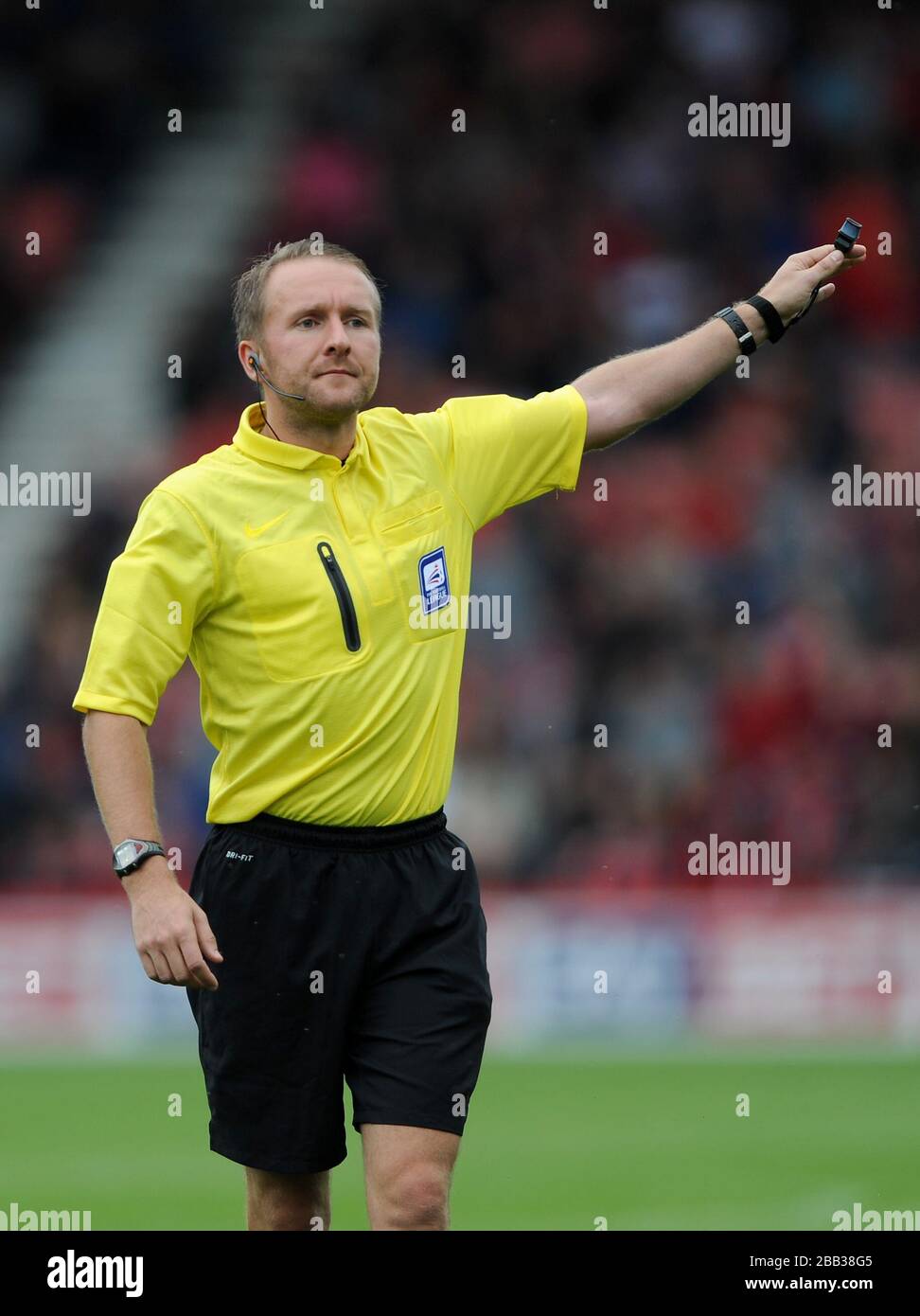Match referee oliver langford hi-res stock photography and images - Alamy