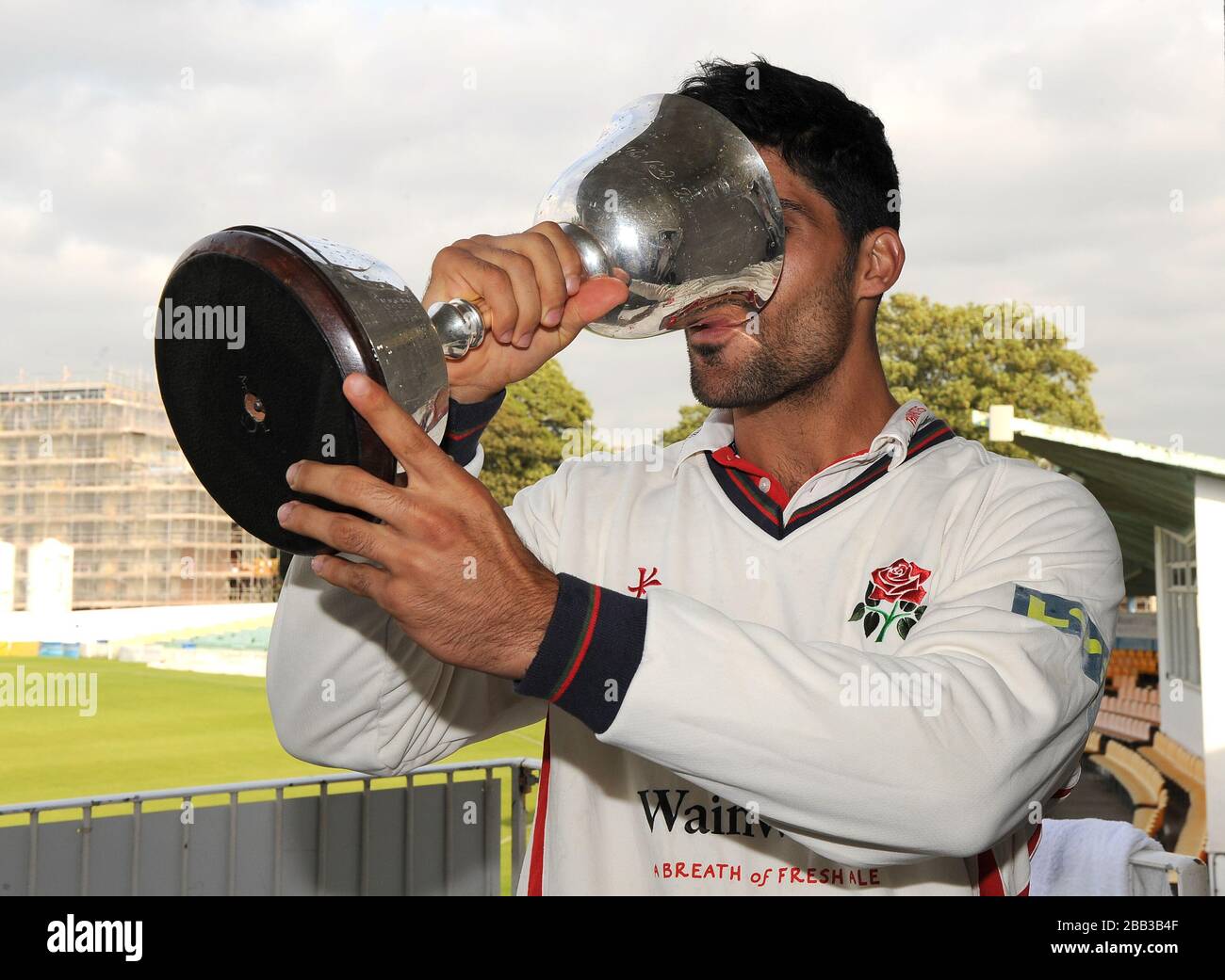 Lancashire players celebrate by drinking out of the trophy Stock Photo ...