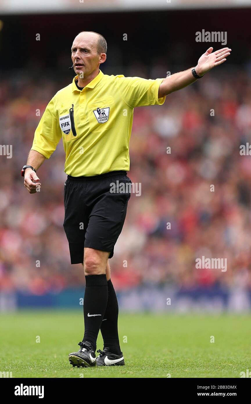 Mike dean match referee hi-res stock photography and images - Alamy