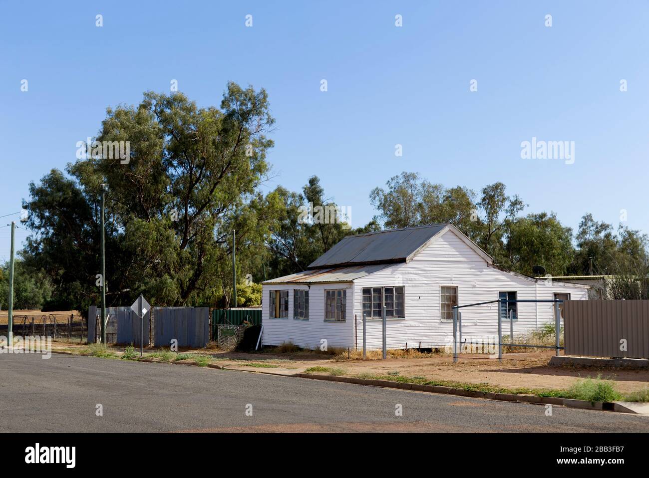 Workers cottage made from coruggated iron materials Cunnamulla ...