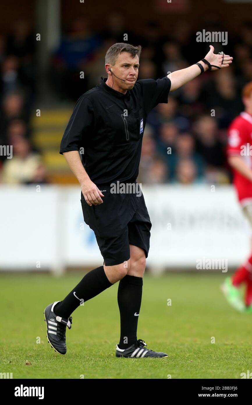 Gary Sutton, match referee Stock Photo - Alamy