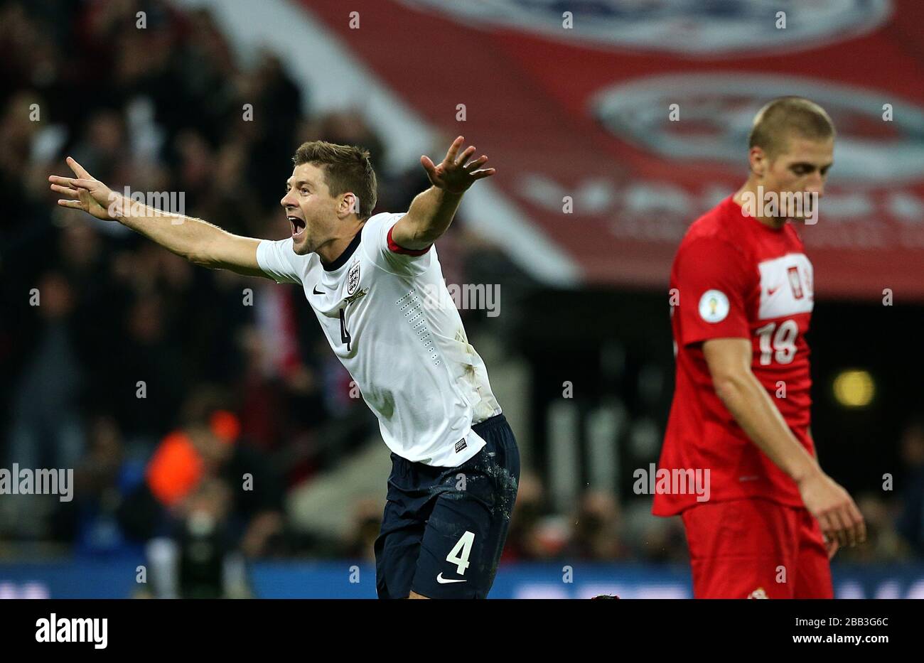 Steven gerrard goal celebration hi-res stock photography and images - Alamy