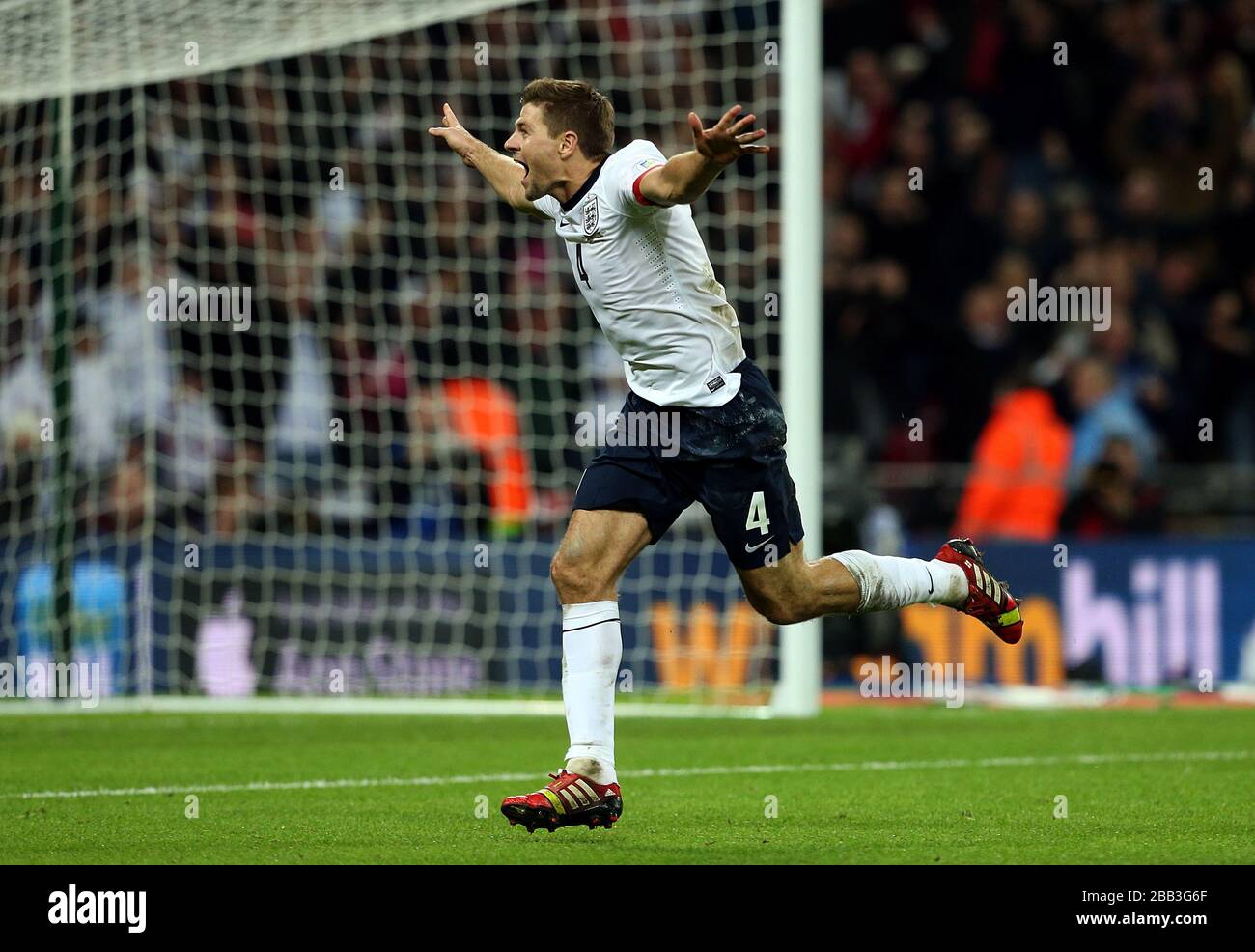 Steven gerrard goal celebration hi-res stock photography and images - Alamy
