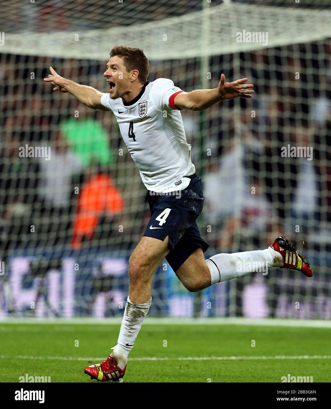 Steven gerrard goal celebration hi-res stock photography and images - Alamy