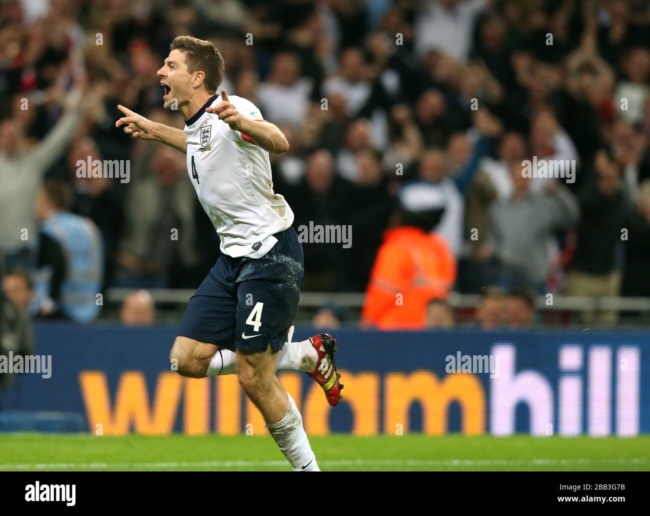 Steven gerrard goal celebration hi-res stock photography and images - Alamy