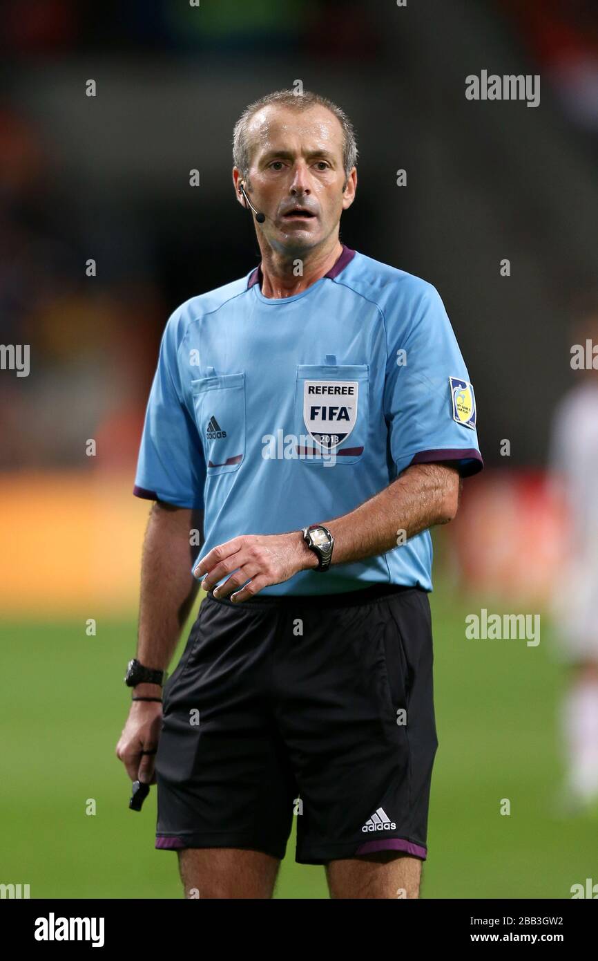 Martin Atkinson, match referee Stock Photo - Alamy