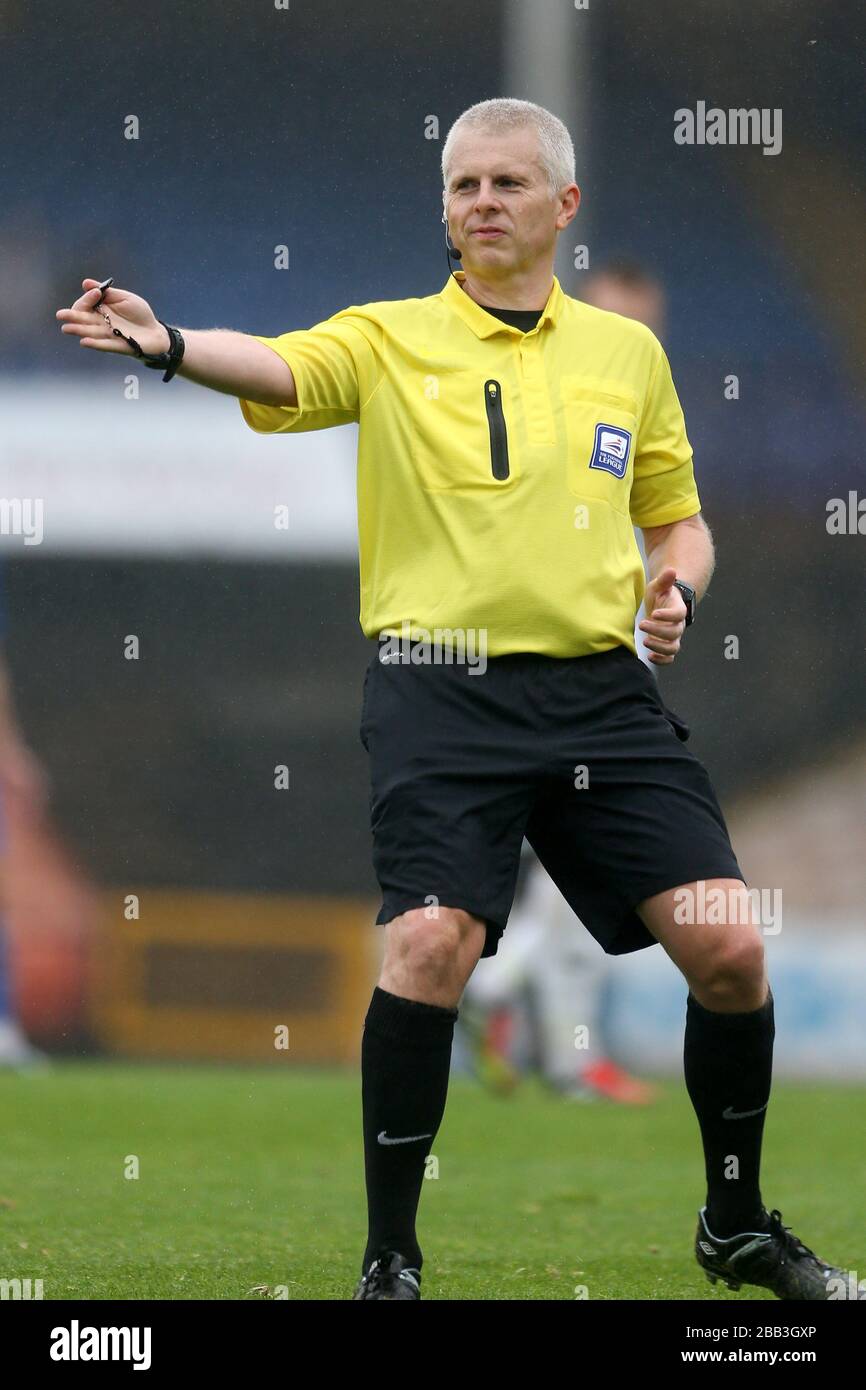 Mike Bull, match referee Stock Photo - Alamy