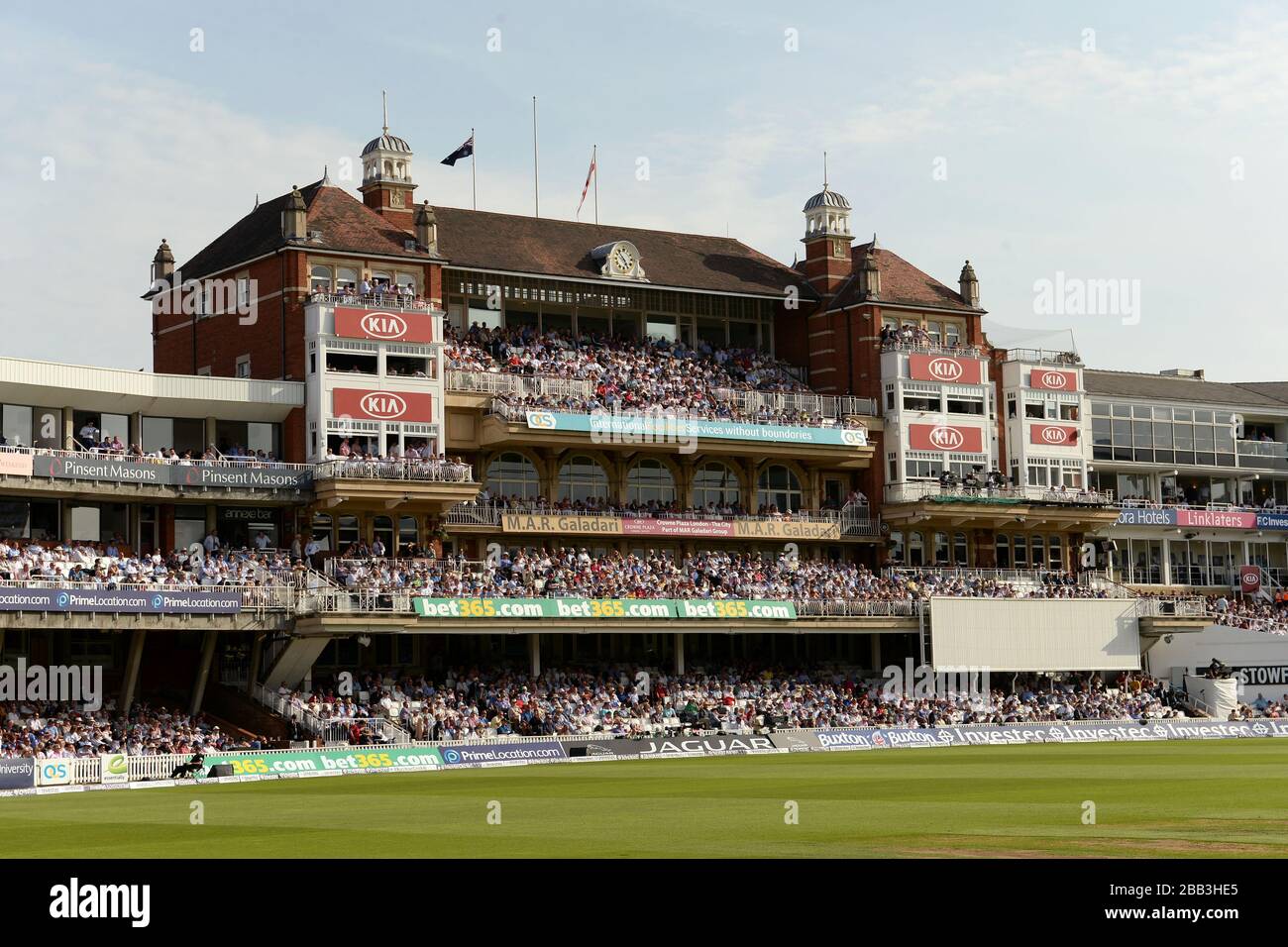 Crowd fans spectators pavillion ampics hi-res stock photography and ...