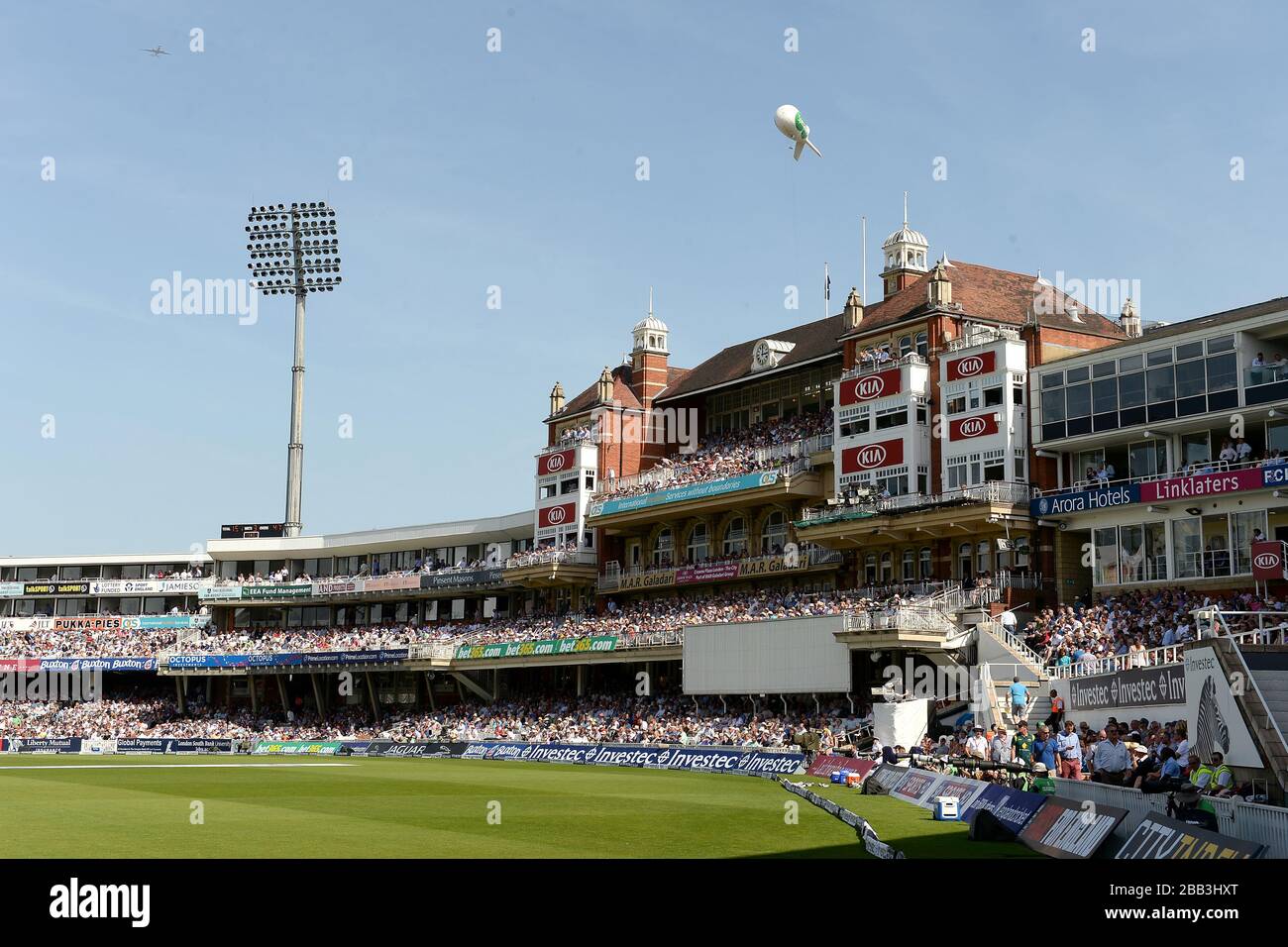 Crowd fans spectators pavillion ampics hi-res stock photography and ...
