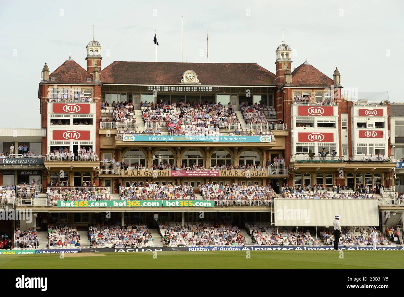 Crowd fans spectators pavillion ampics hi-res stock photography and ...