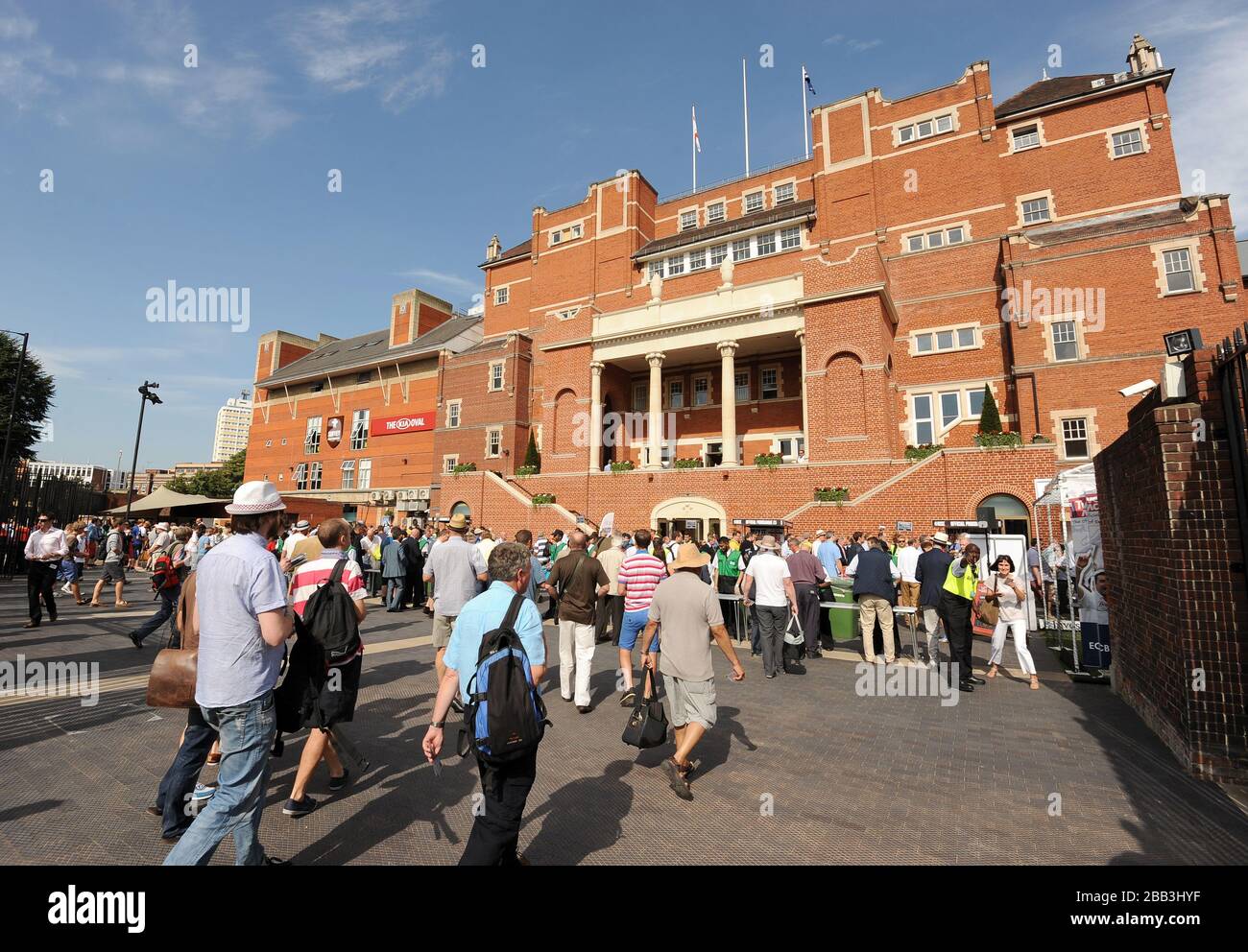 Pavillion crowd fans spectators ampics hi-res stock photography and ...