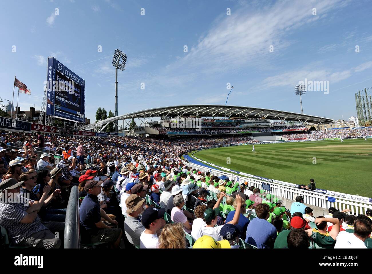 Crowds enjoy the action from the stands at the Kia Oval Stock Photo - Alamy