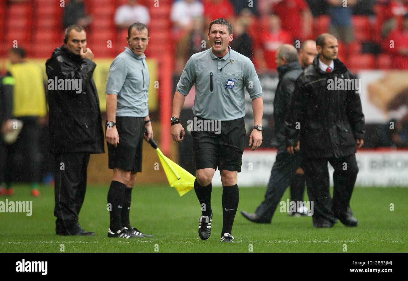 Referee Lee Collins suspends the game due to a waterlogged pitch Stock ...