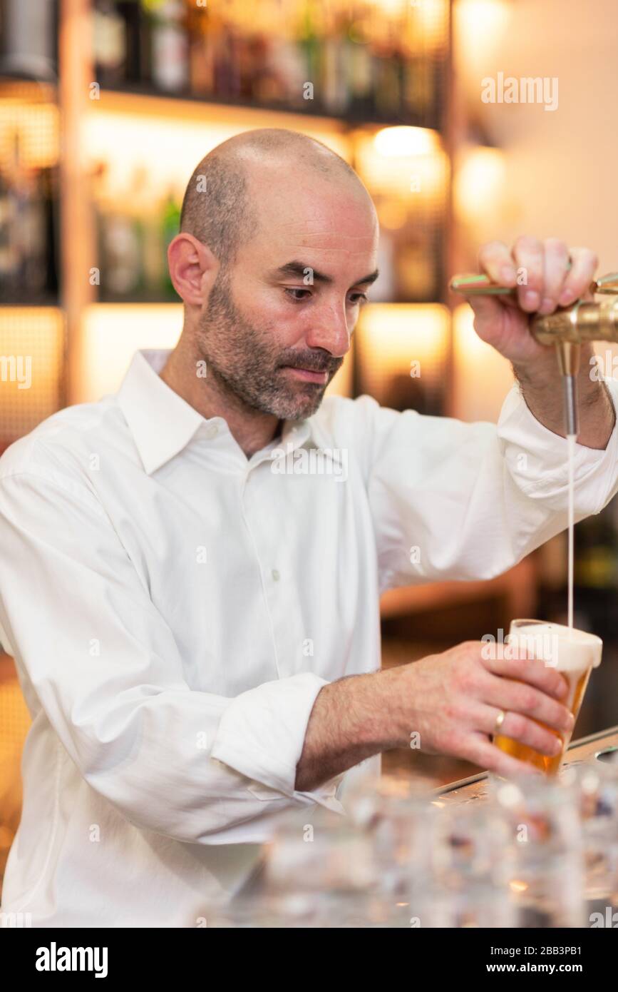 Beer pouring mug draught hi-res stock photography and images - Alamy