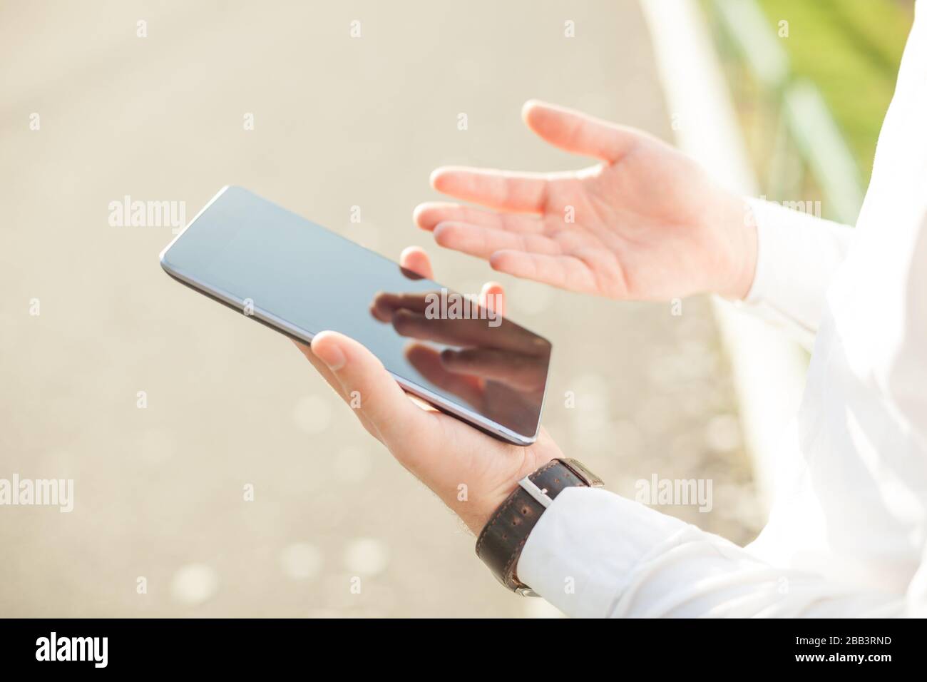 Hands at screen of digital pad hi-res stock photography and images - Alamy