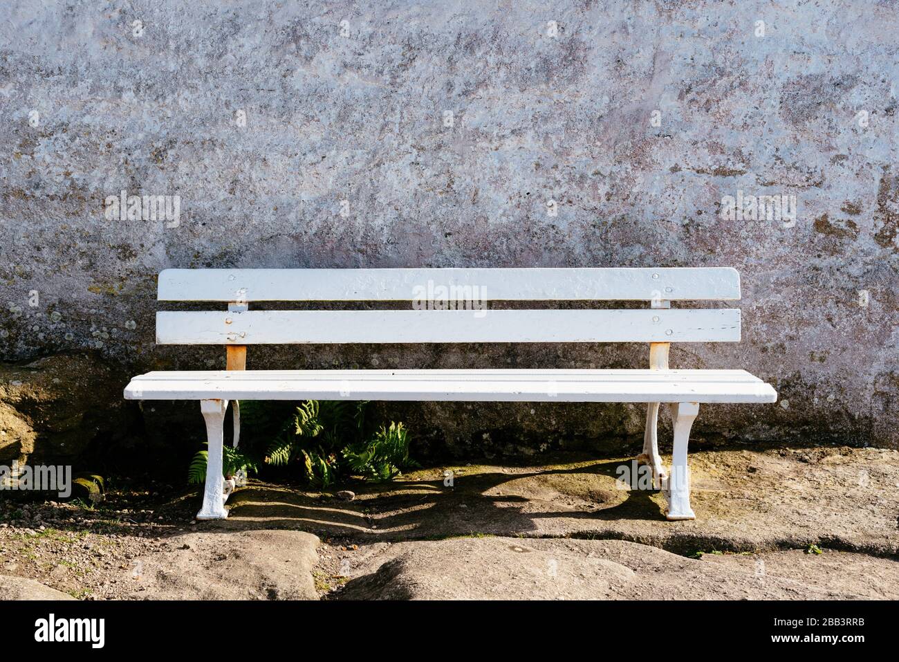 White bench hi-res stock photography and images - Alamy