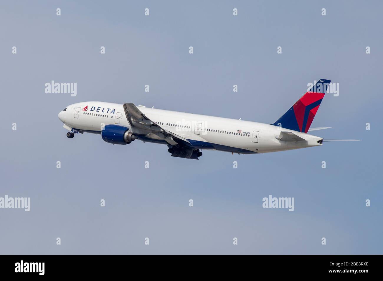 Delta airlines boeing 777 hi-res stock photography and images - Alamy