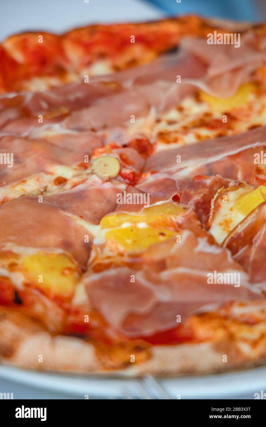 Ham pizza hi-res stock photography and images - Alamy
