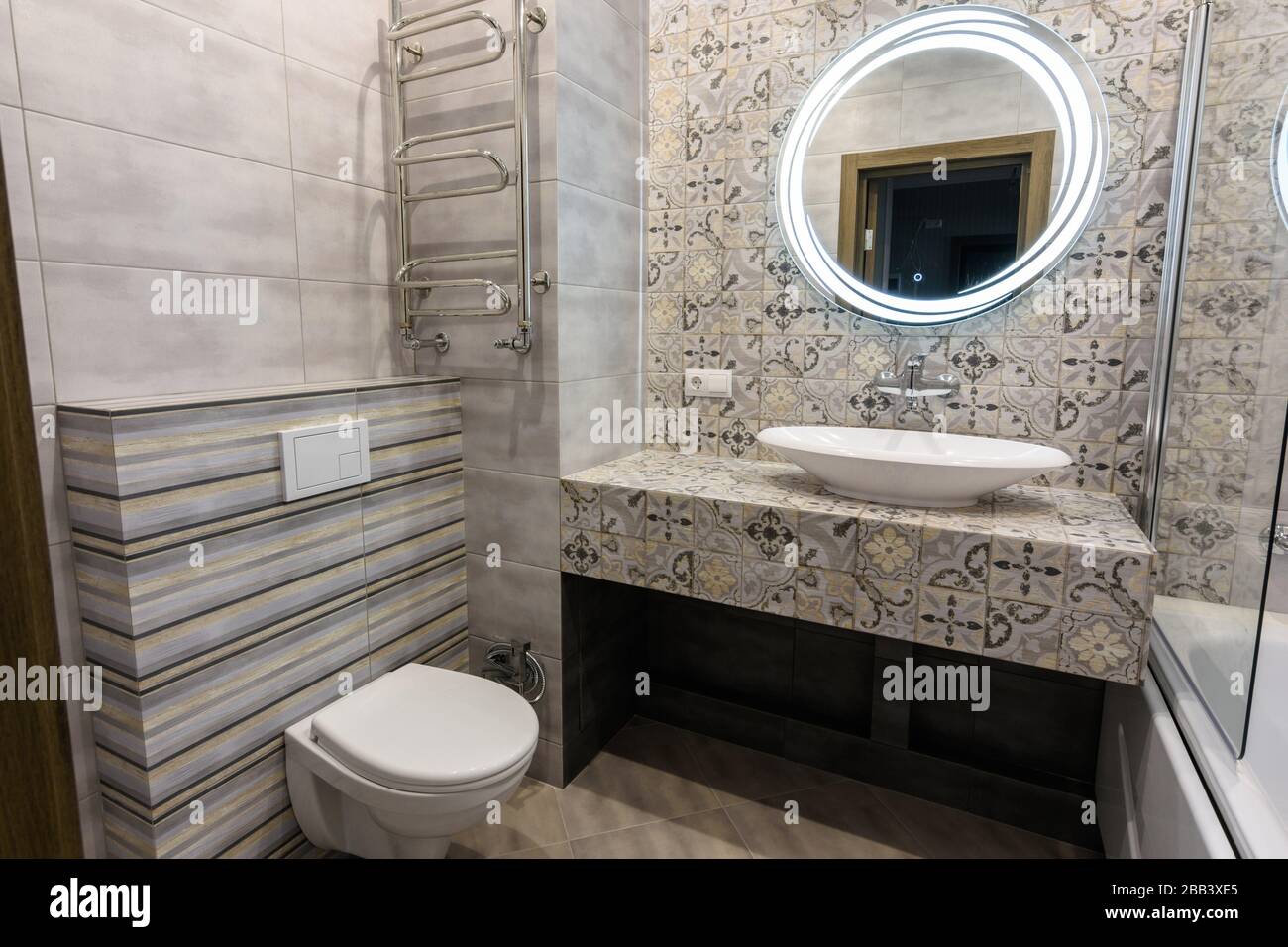 Combined bathroom hi-res stock photography and images - Alamy