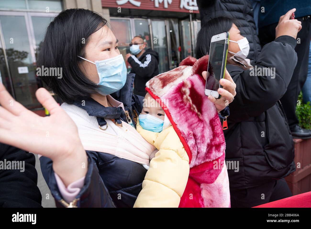 Baby waves goodbye hi-res stock photography and images - Alamy