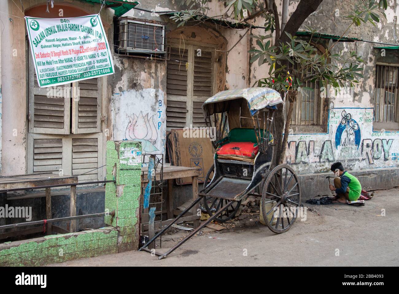 Hand rickshaw puller in india hi-res stock photography and images - Alamy