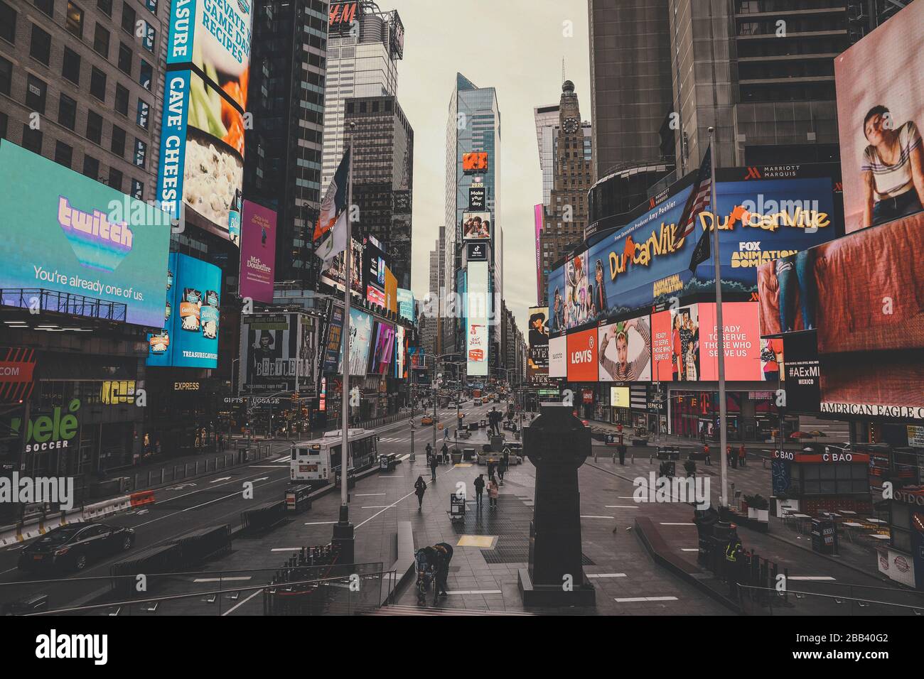 Statue in times square new hi-res stock photography and images - Alamy