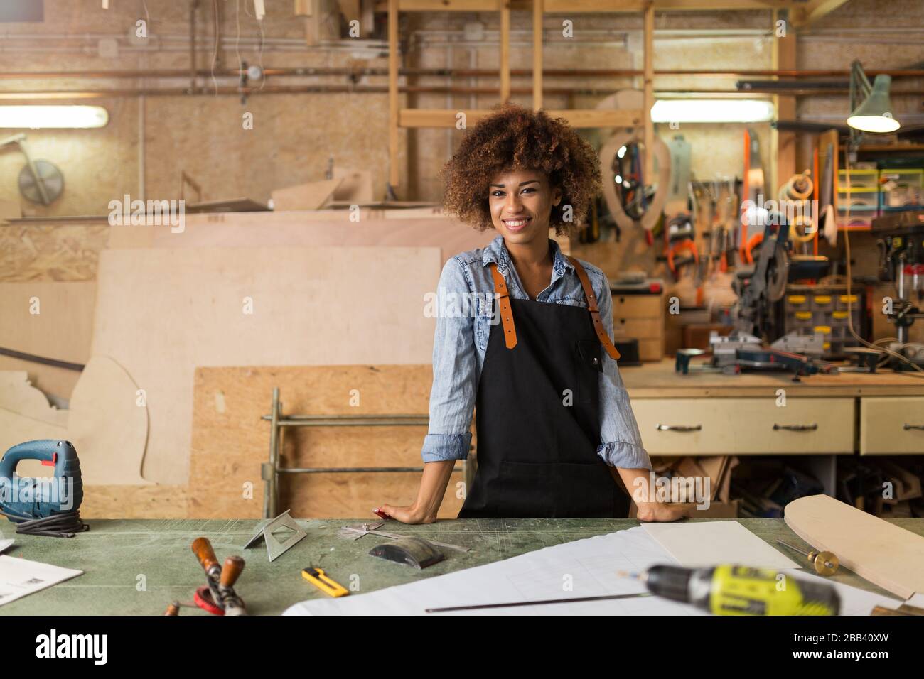 African woman working power tools hi-res stock photography and images ...
