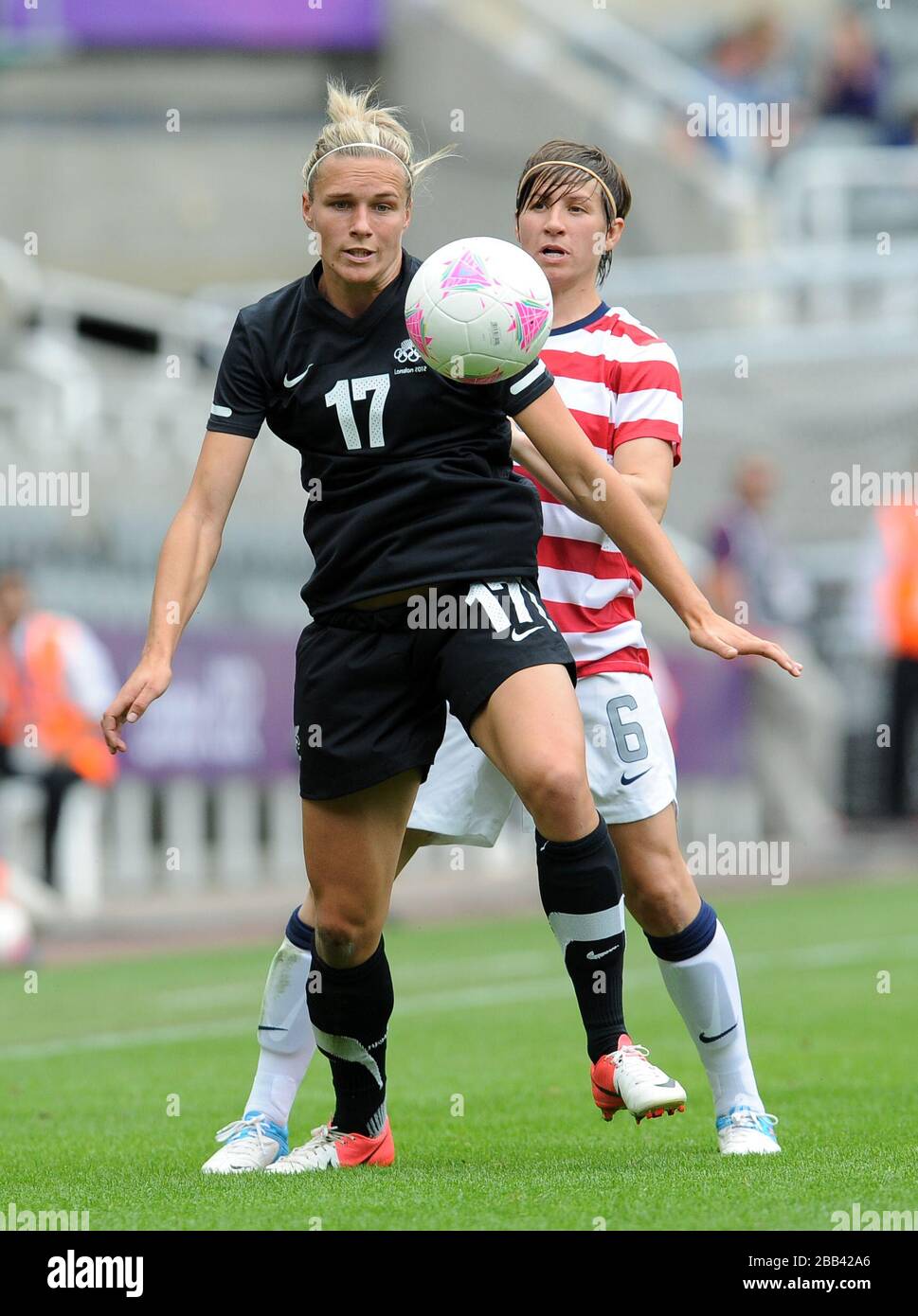 New Zealand's Hannah Wilkinson (left) and USA's Amy Le Peilbet battle ...