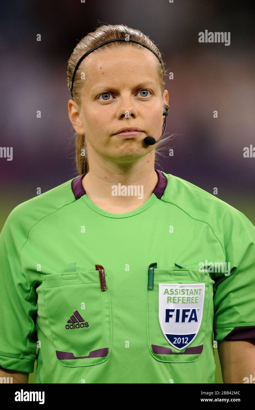 Women assistant referee hi-res stock photography and images - Alamy