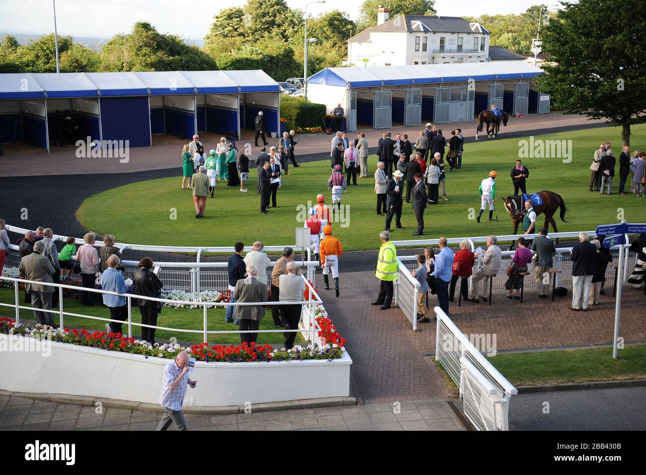 A general view of the parade ring at Epsom Downs Racecourse Stock Photo ...