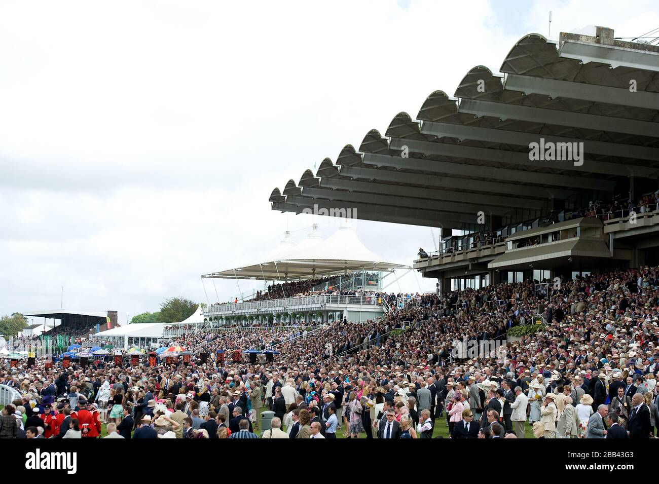 Racegoers watch the action at Goodwood Racecourse Stock Photo - Alamy
