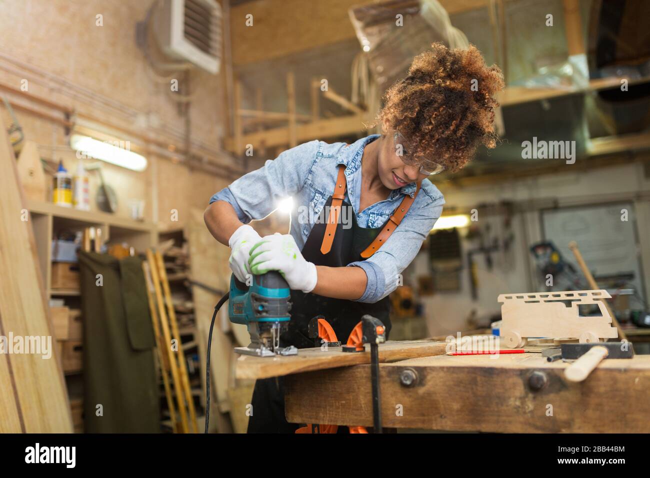 African woman working power tools hi-res stock photography and images ...