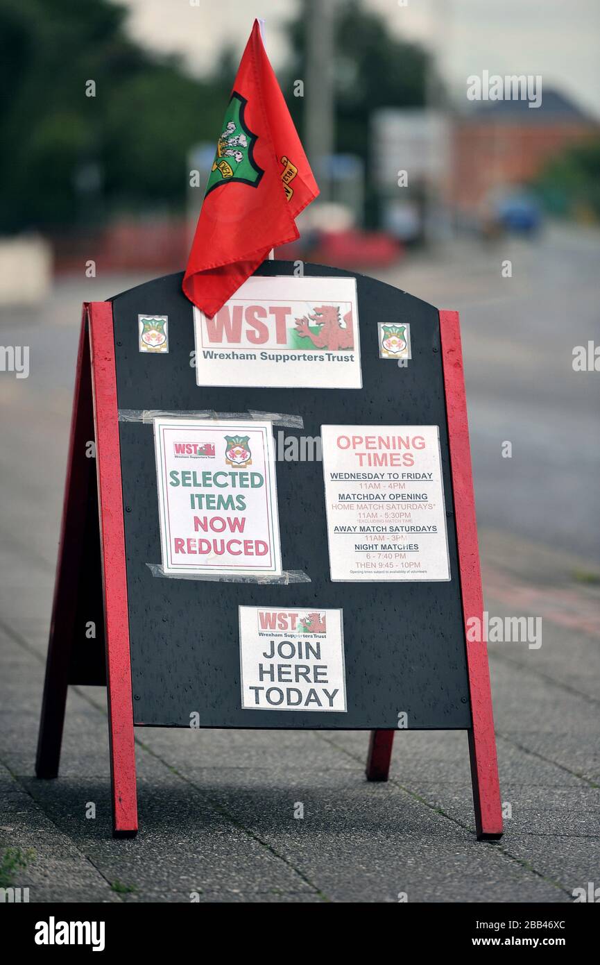 Wrexham supporters hi-res stock photography and images - Alamy