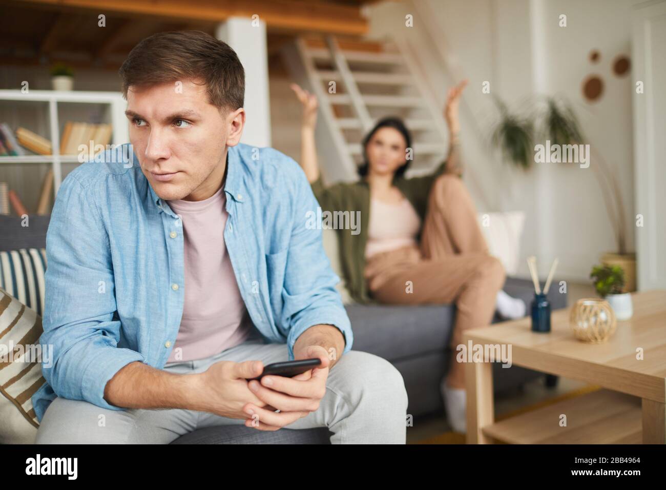Man mobile ignoring woman hi-res stock photography and images - Alamy