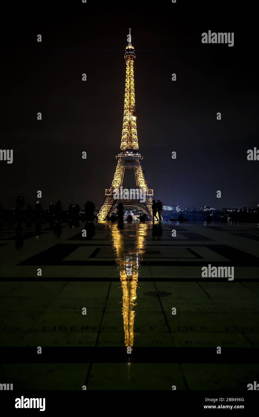 Eiffel Tower Lit Up At Night Stock Photo - Alamy Eiffel Tower Lit Up At Night Stock Photo - Alamy