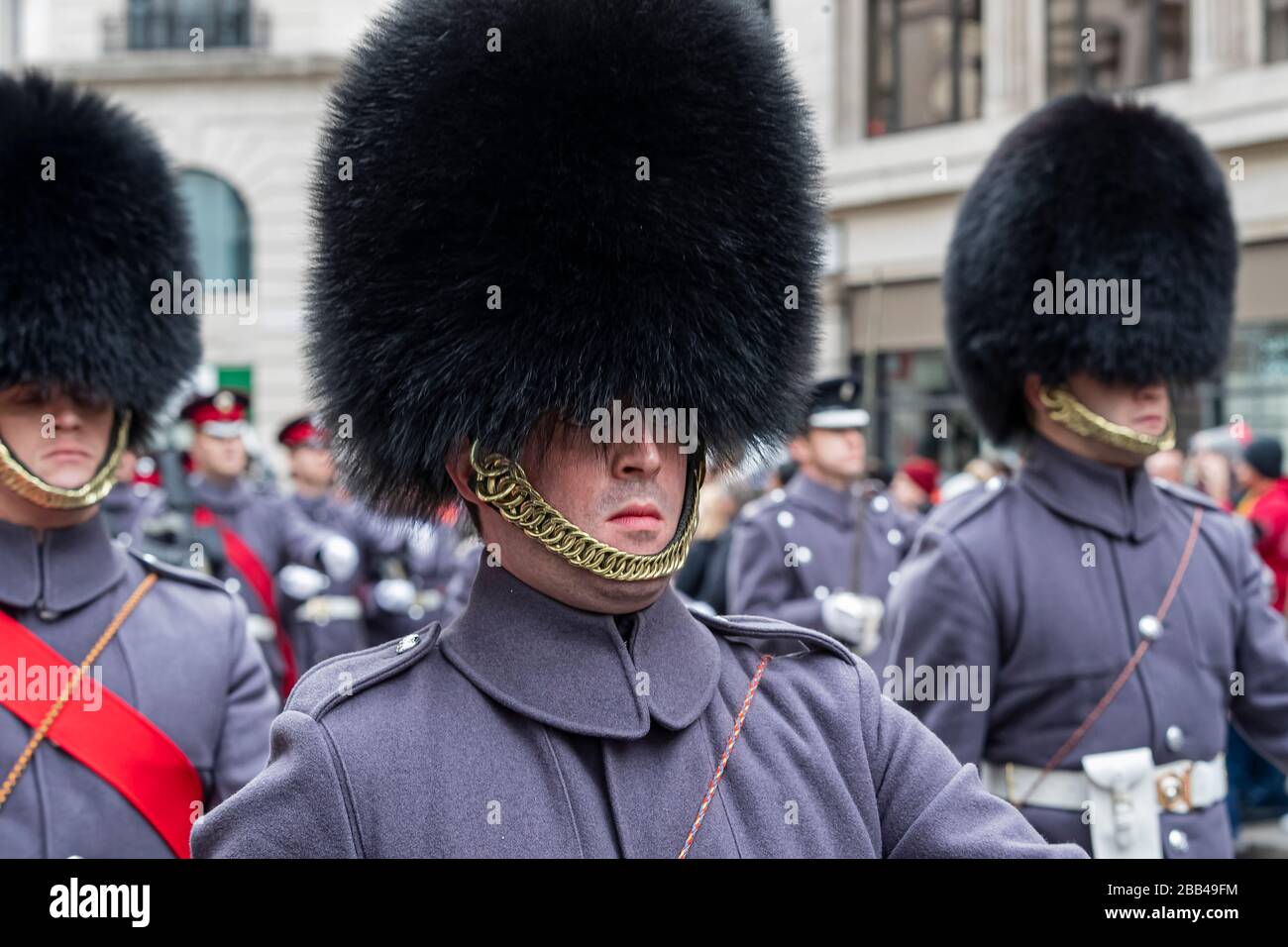 London soldier bearskin uniform hi-res stock photography and images - Alamy