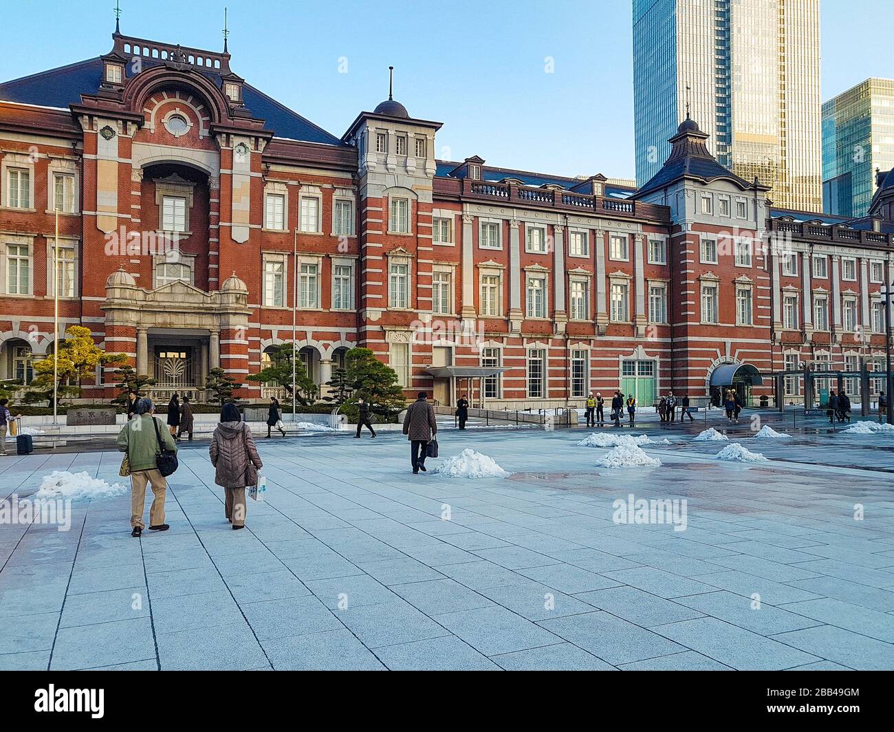 Station square in Tokyo station Stock Photo - Alamy