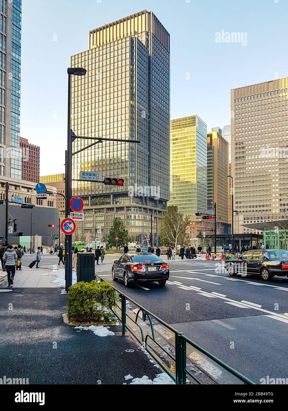 Station square in Tokyo station Stock Photo - Alamy