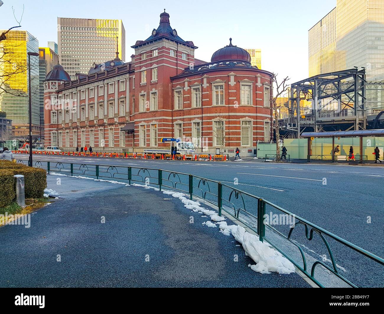 Station square in Tokyo station Stock Photo - Alamy