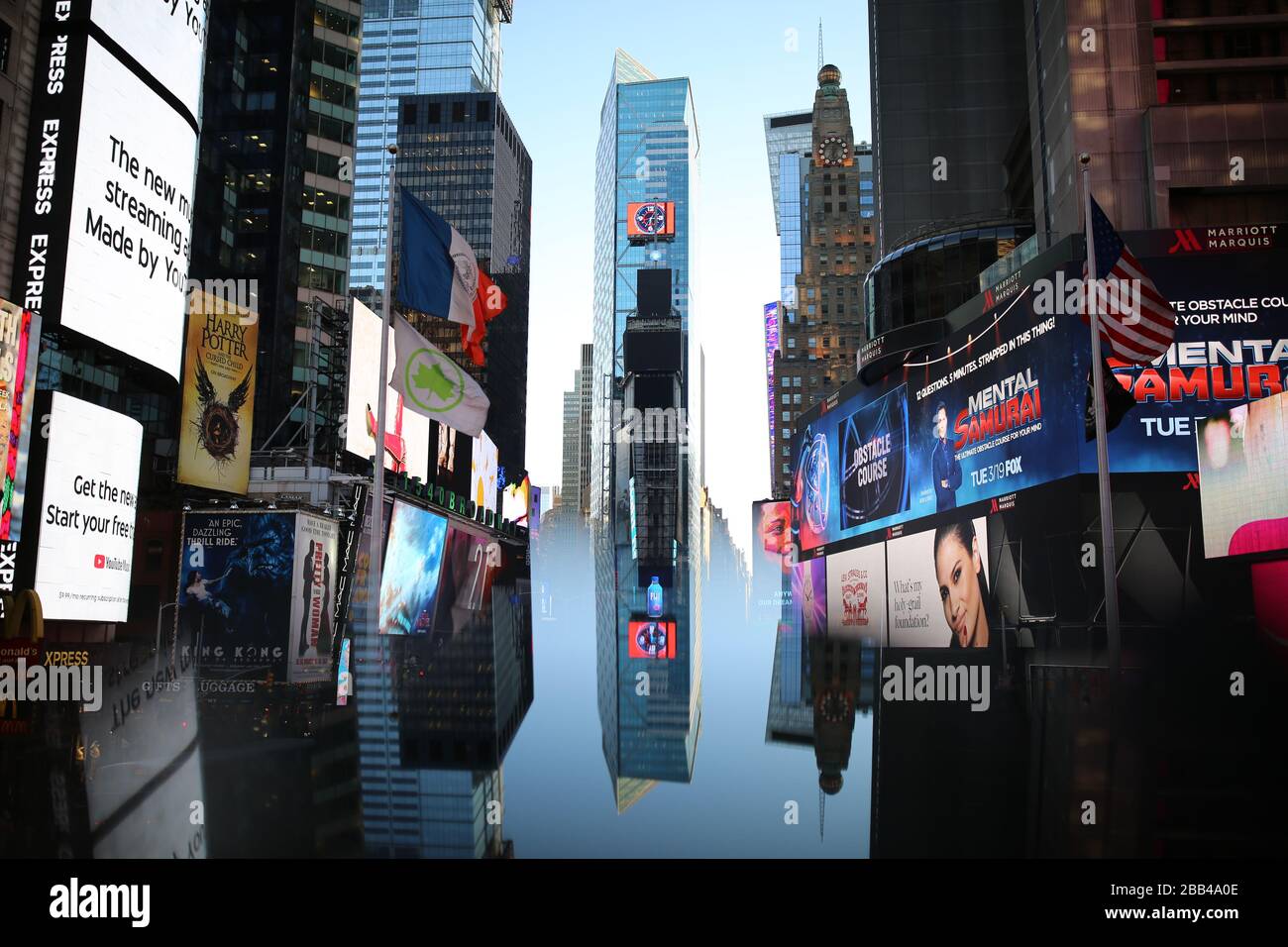 Reflection square hi-res stock photography and images - Alamy