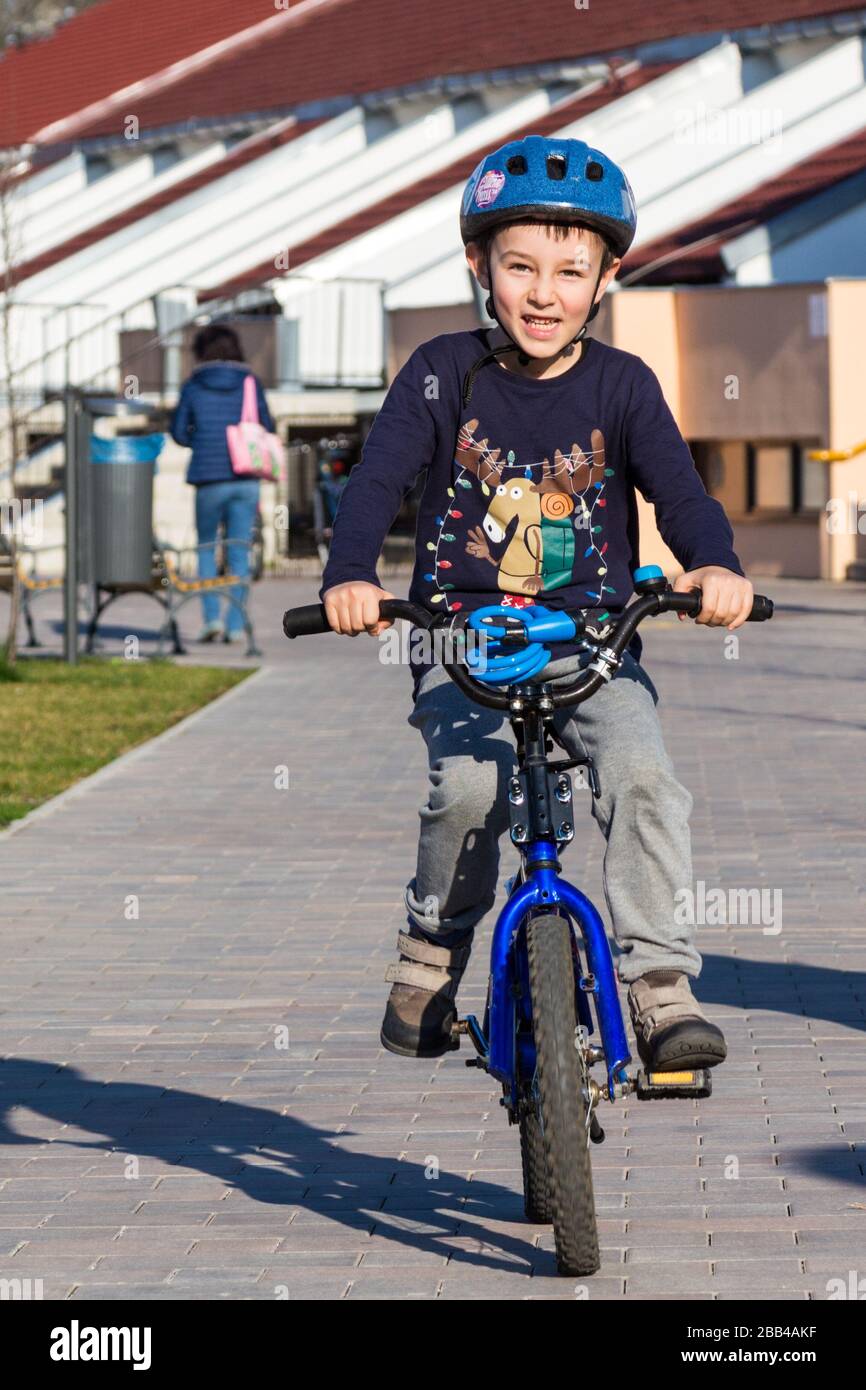 Cyclists wearing helmet hi-res stock photography and images - Alamy