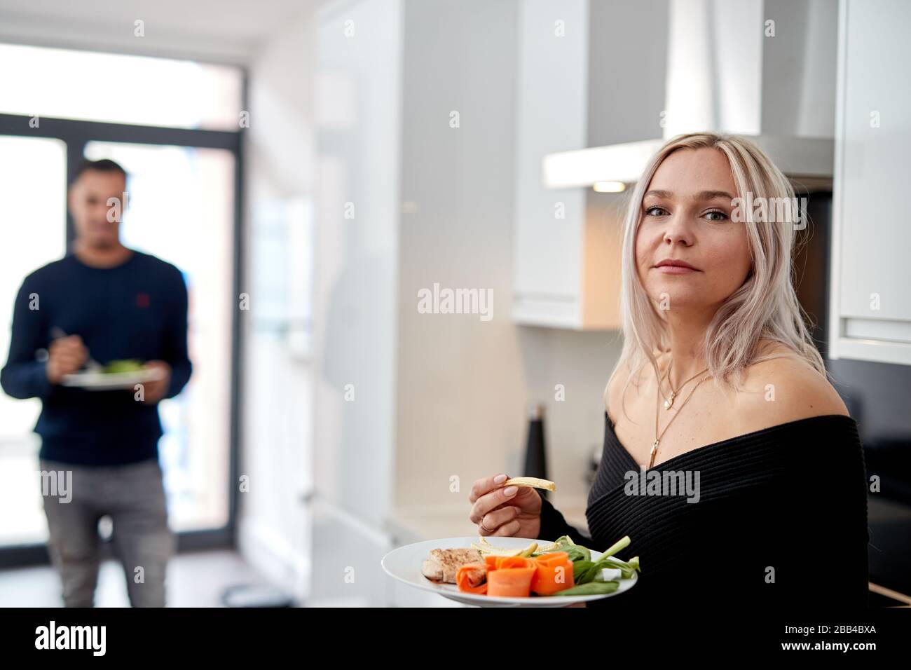 mixed race couple healthy eating Stock Photo - Alamy