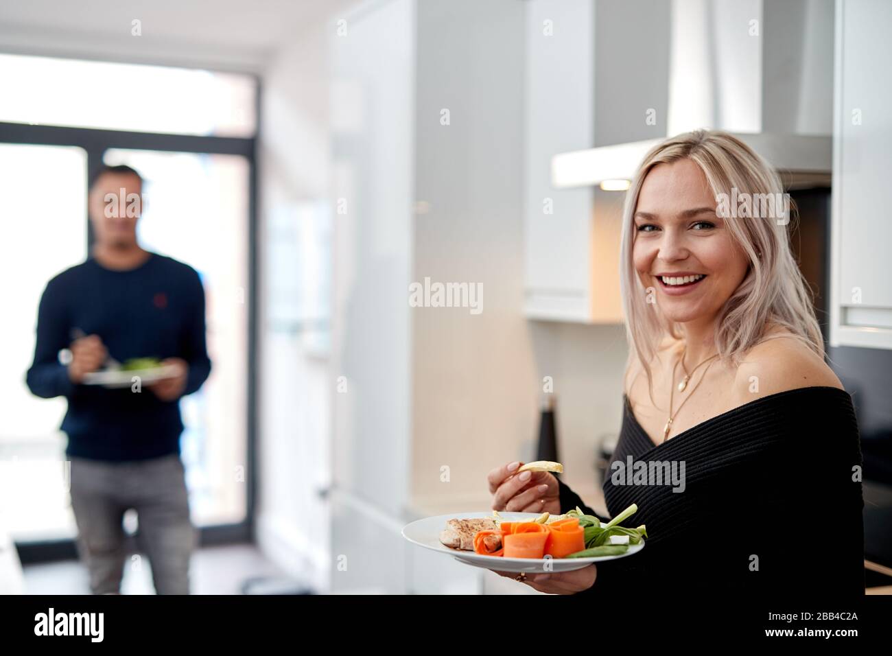 mixed race couple healthy eating Stock Photo - Alamy