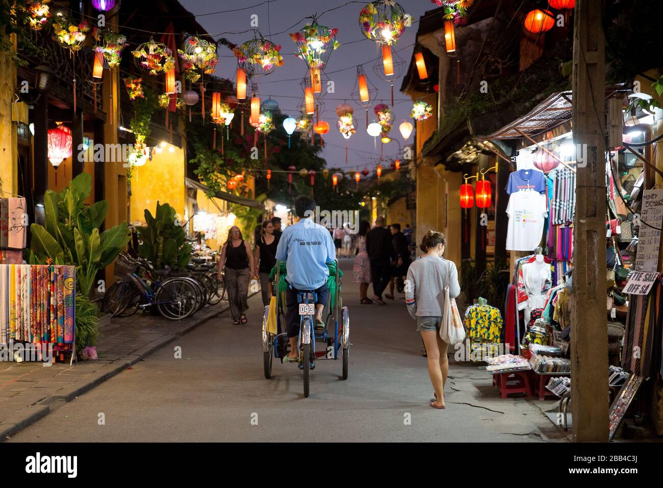 Tourists wander a Hoi An market at night Stock Photo - Alamy