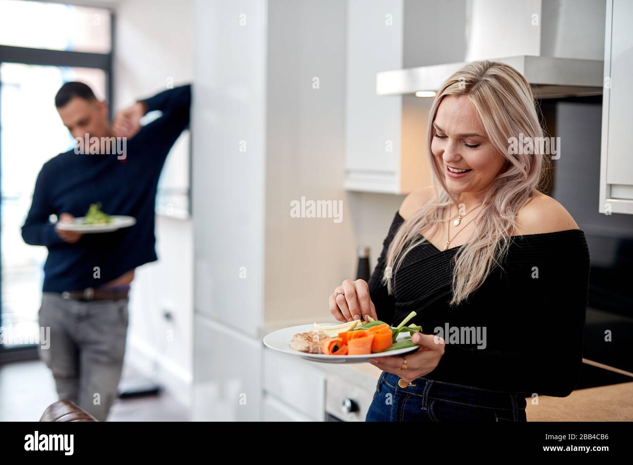 mixed race couple healthy eating Stock Photo - Alamy