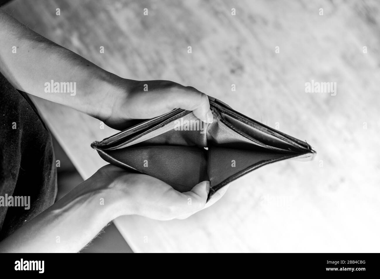Empty wallet woman hi-res stock photography and images - Alamy