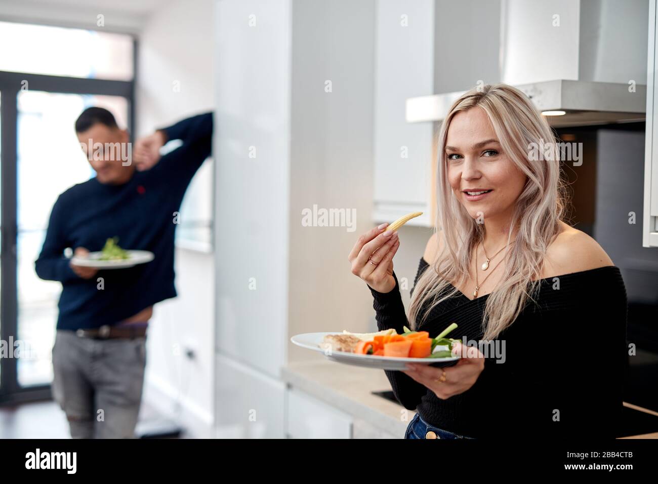 mixed race couple healthy eating Stock Photo - Alamy
